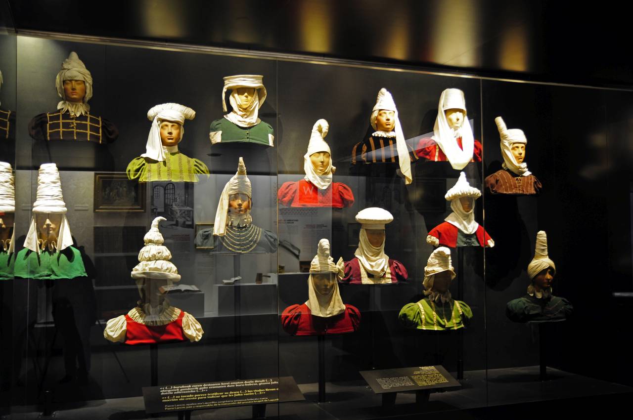 MESA REDONDA BRUJERÍA: ¿FANTASÍA Y/O REALIDAD? AMAIA NAUSIA, ELISA MCCAUSLAND Y DIEGO SALGADO ...